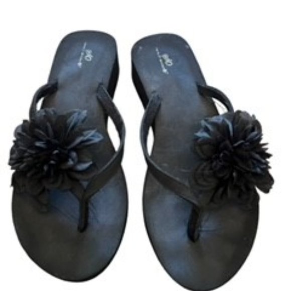 SO | Shoes | Black Flowered Flip Flops | Poshmark